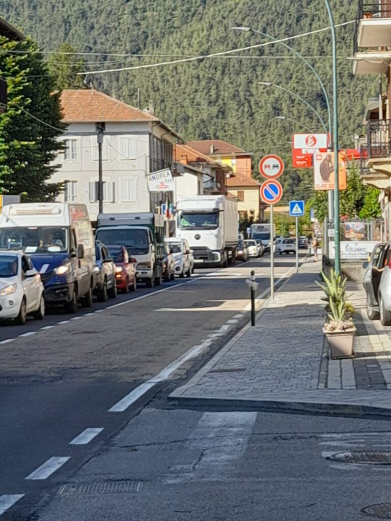 Asfaltano la rotonda, traffico in tilt tra Lanzo e Germagnano